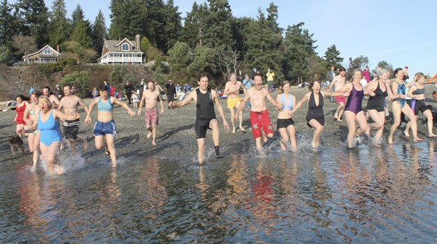 Polar bear swim draws dozens to KVI Beach | Slideshow | Vashon-Maury ...