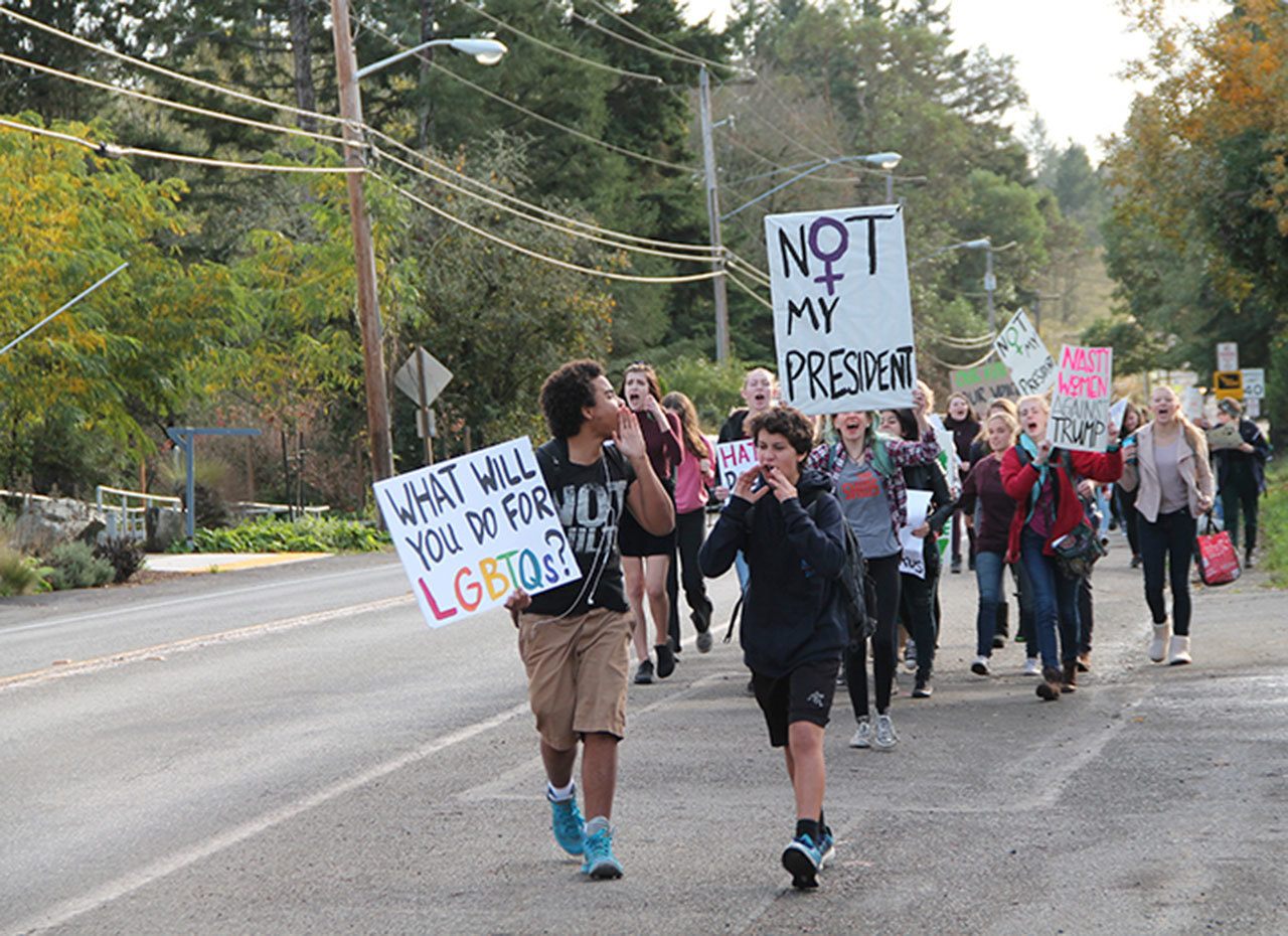 VHS students walk out, protest Trump | Vashon-Maury Island Beachcomber