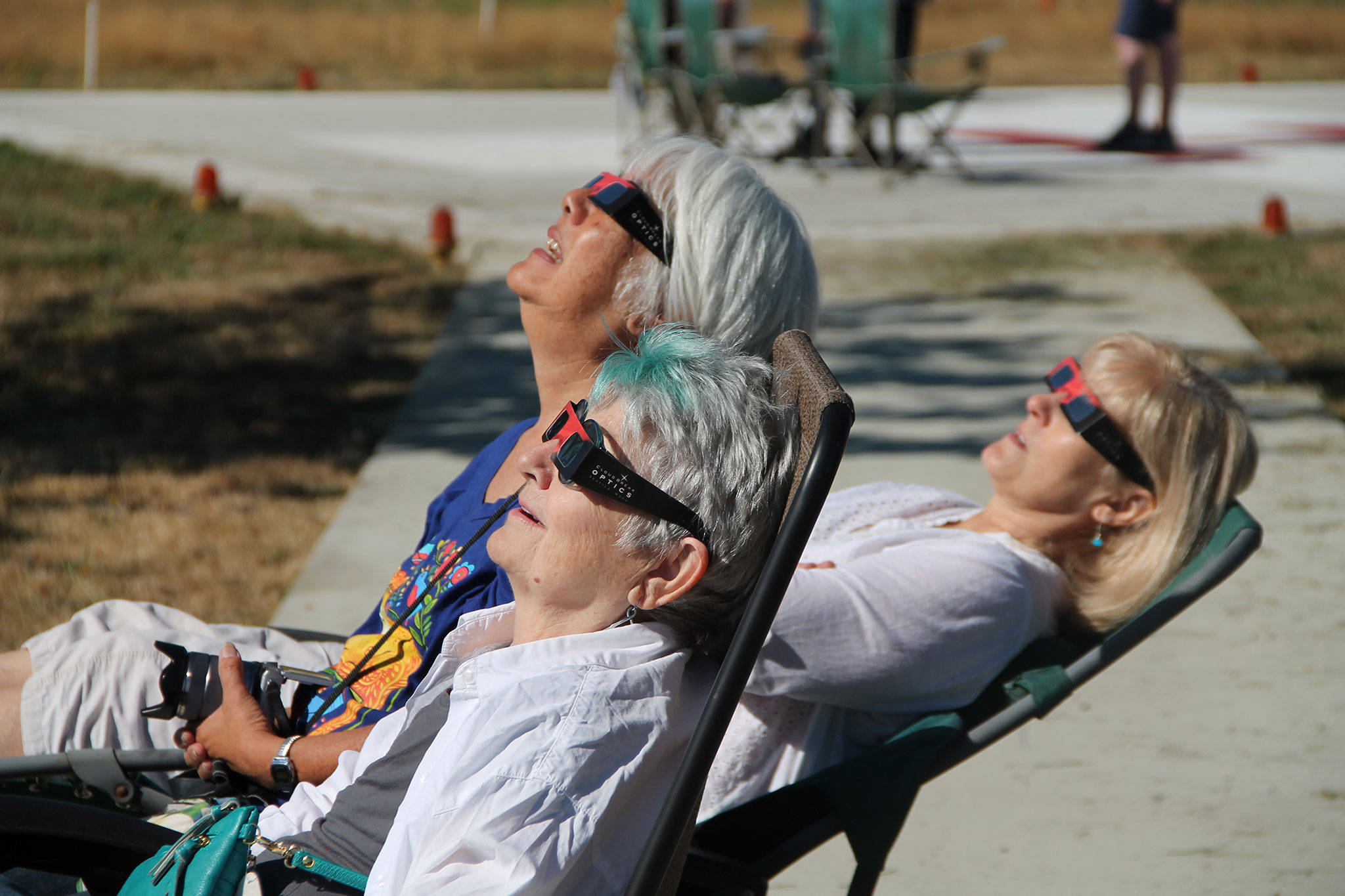 Islanders gather to watch eclipse | Vashon-Maury Island Beachcomber